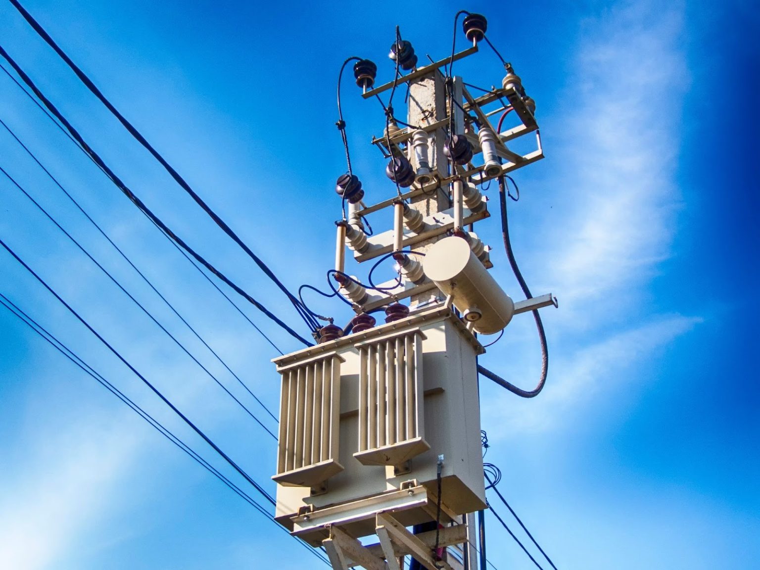 Pole-Mounted Transformers in Electric Distribution | UTB