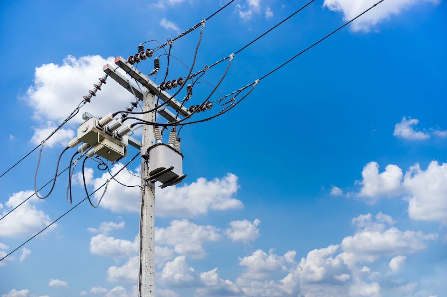 Pole-Mounted vs. Substation-Mounted Reclosers: A Comparison